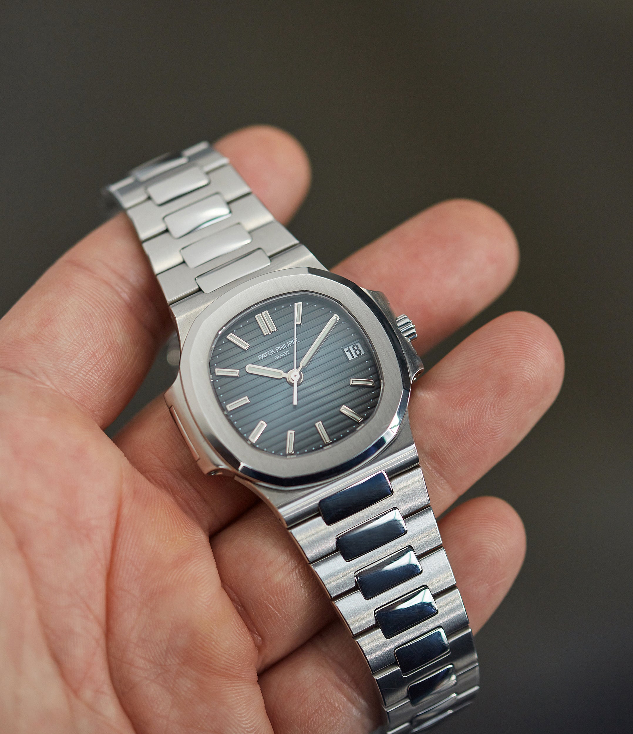 Selling Patek Philippe Nautilus 5800 | Selling preowned Patek Nautilus ...